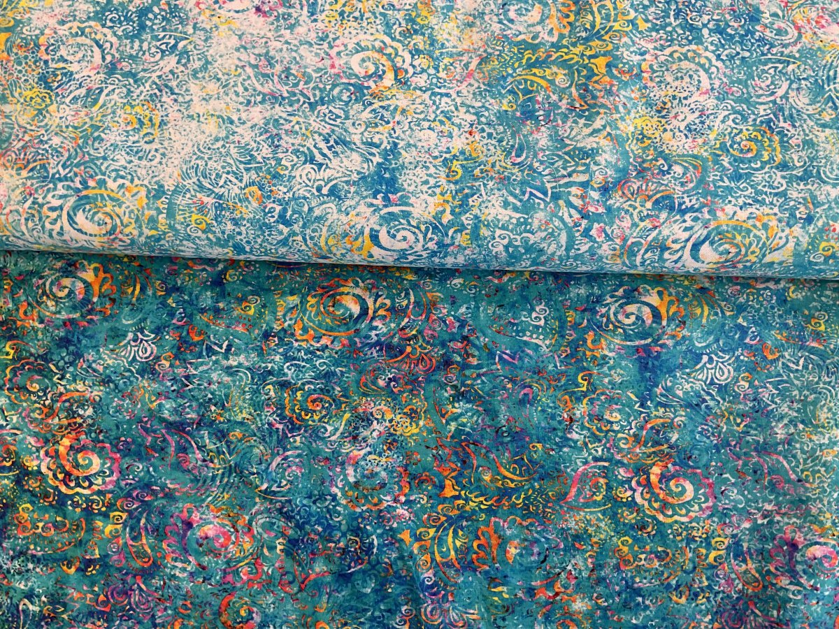 Patchwork stof. 100 % bomuld. Turkis blå farver der flaner ud i ...